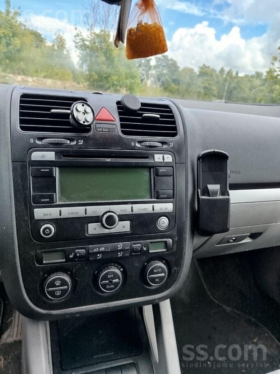 Pelēks Volkswagen Golf 2008 Talsi, ar dzinēja tilpumu 1.90 L un nobraukumu 394 tūkst. km par 1250 €, foto 5 vietnē AUTOMOTO.COM.LV