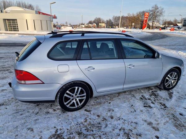 Grey Volkswagen Golf 2009 in Panevezys, with an engine capacity of 1.90 L and mileage of 215 thousand km for 2100 €, photo 3 on AUTOMOTO.COM.LV