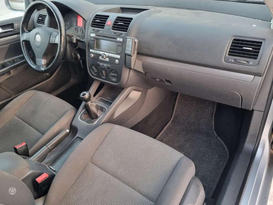 Pelēks Volkswagen Golf 2009 Šauļi, ar dzinēja tilpumu 1.90 L un nobraukumu 213 tūkst. km par 2400 €, foto 24 vietnē AUTOMOTO.COM.LV