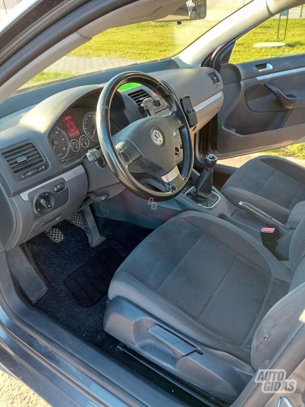 Pelēks Volkswagen Golf 2009 Kauņa, ar dzinēja tilpumu 1.90 L un nobraukumu 267 tūkst. km par 2000 €, foto 4 vietnē AUTOMOTO.COM.LV