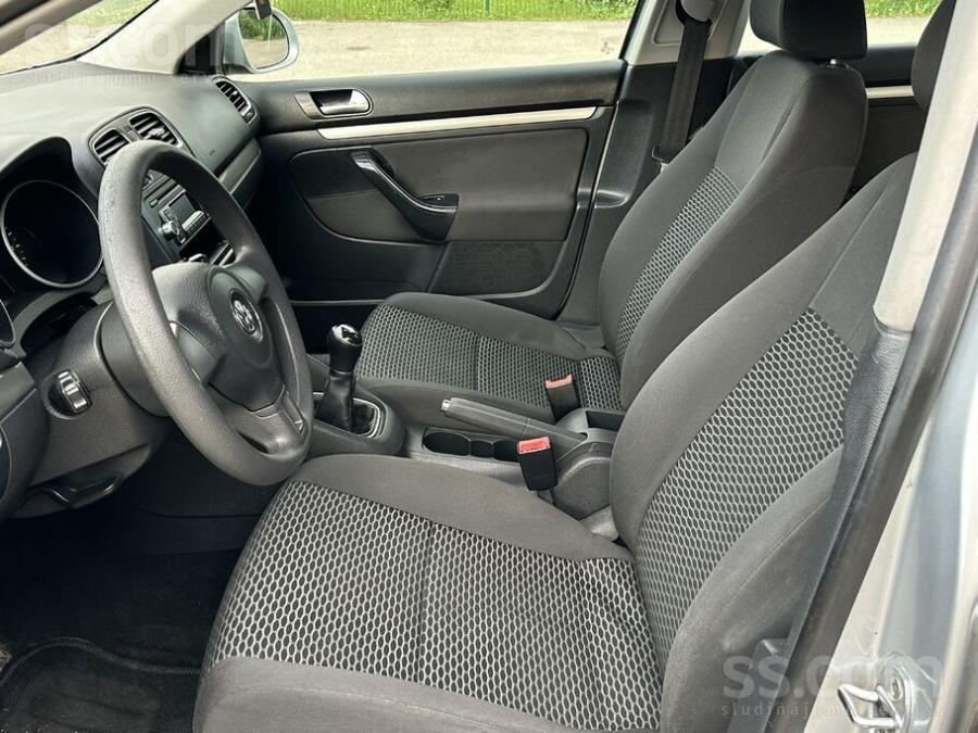 Grey Volkswagen Golf 2009 in Daugavpils, with an engine capacity of 1.60 L and mileage of 200 thousand km for 3650 €, photo 11 on AUTOMOTO.COM.LV