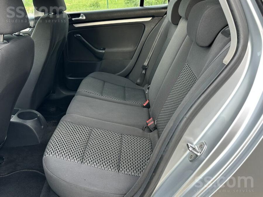 Grey Volkswagen Golf 2009 in Daugavpils, with an engine capacity of 1.60 L and mileage of 200 thousand km for 3650 €, photo 13 on AUTOMOTO.COM.LV