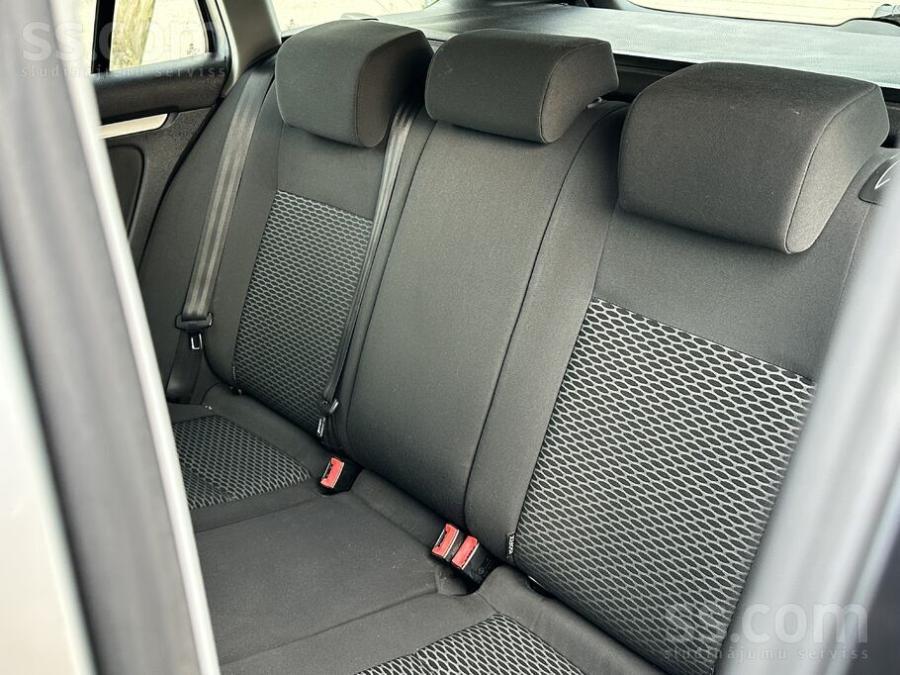 Grey Volkswagen Golf 2009 in Daugavpils, with an engine capacity of 1.60 L and mileage of 200 thousand km for 3650 €, photo 14 on AUTOMOTO.COM.LV