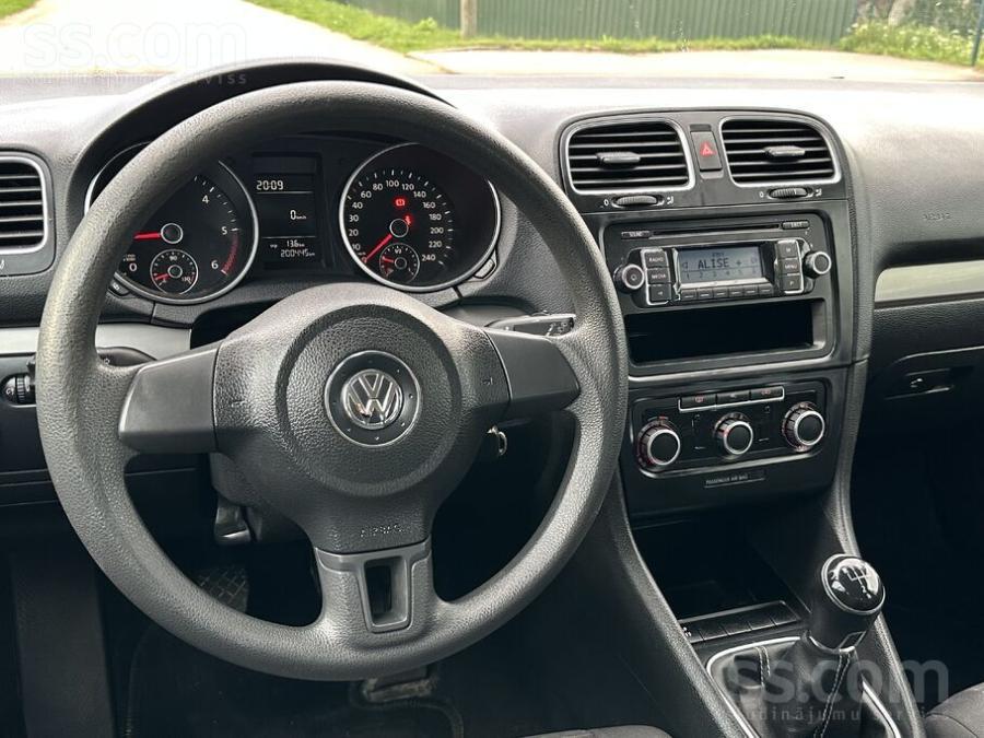 Grey Volkswagen Golf 2009 in Daugavpils, with an engine capacity of 1.60 L and mileage of 200 thousand km for 3650 €, photo 17 on AUTOMOTO.COM.LV