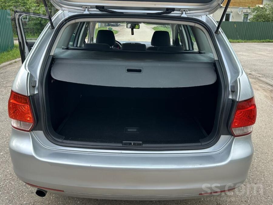 Grey Volkswagen Golf 2009 in Daugavpils, with an engine capacity of 1.60 L and mileage of 200 thousand km for 3650 €, photo 23 on AUTOMOTO.COM.LV