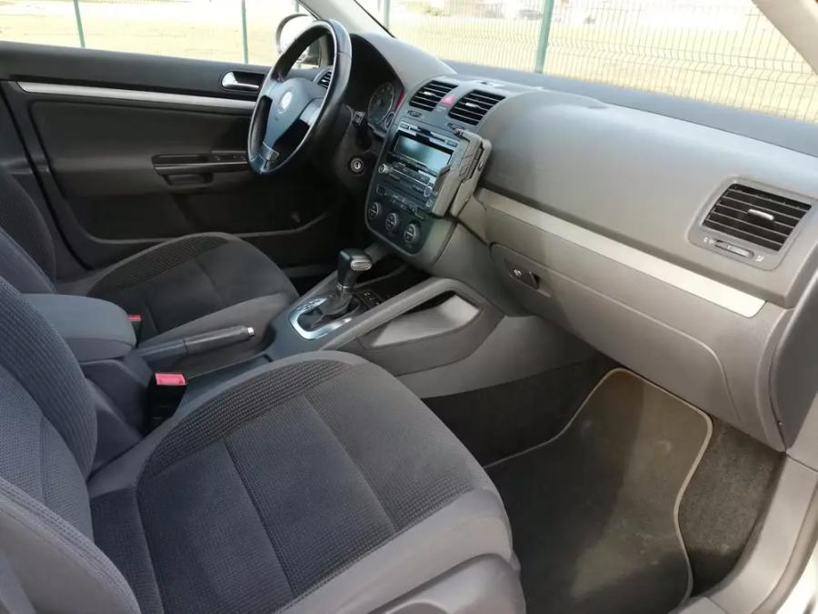 Grey Volkswagen Golf 2009 in Saldus, with an engine capacity of 1.40 L and mileage of 255 thousand km for 4300 €, photo 7 on AUTOMOTO.COM.LV