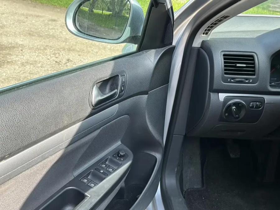 Grey Volkswagen Golf 2009 in Grobiņa, with an engine capacity of 1.90 L and mileage of 278 thousand km for 2995 €, photo 9 on AUTOMOTO.COM.LV
