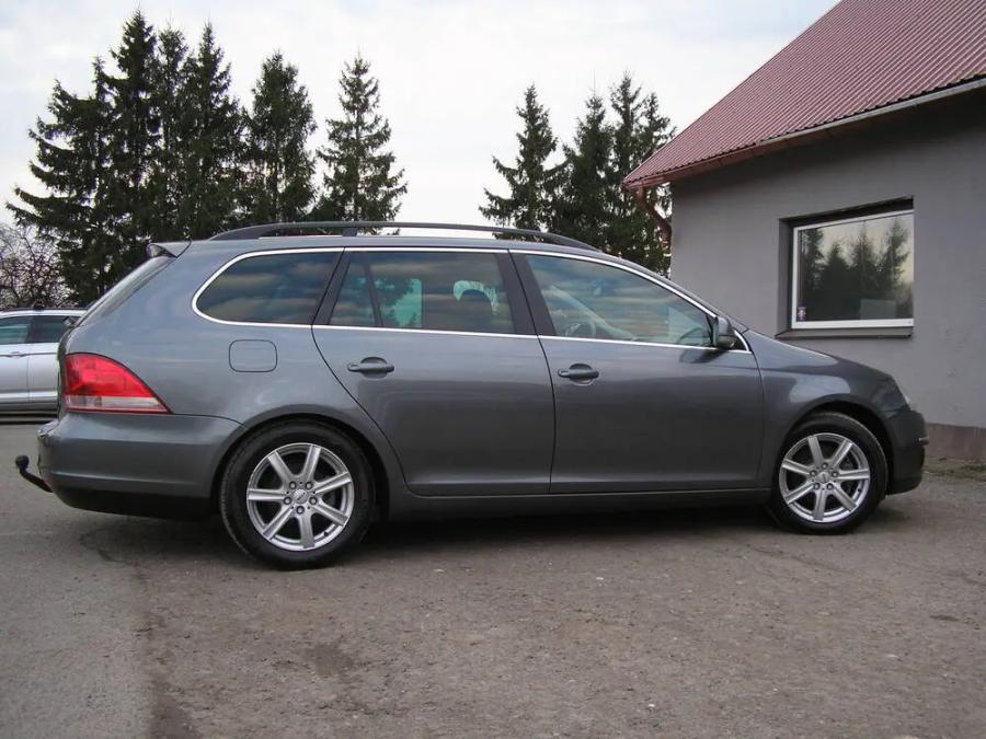 Grey Volkswagen Golf 2009 in Sigulda, with an engine capacity of 1.90 L and mileage of 282 thousand km for 2550 €, photo 4 on AUTOMOTO.COM.LV