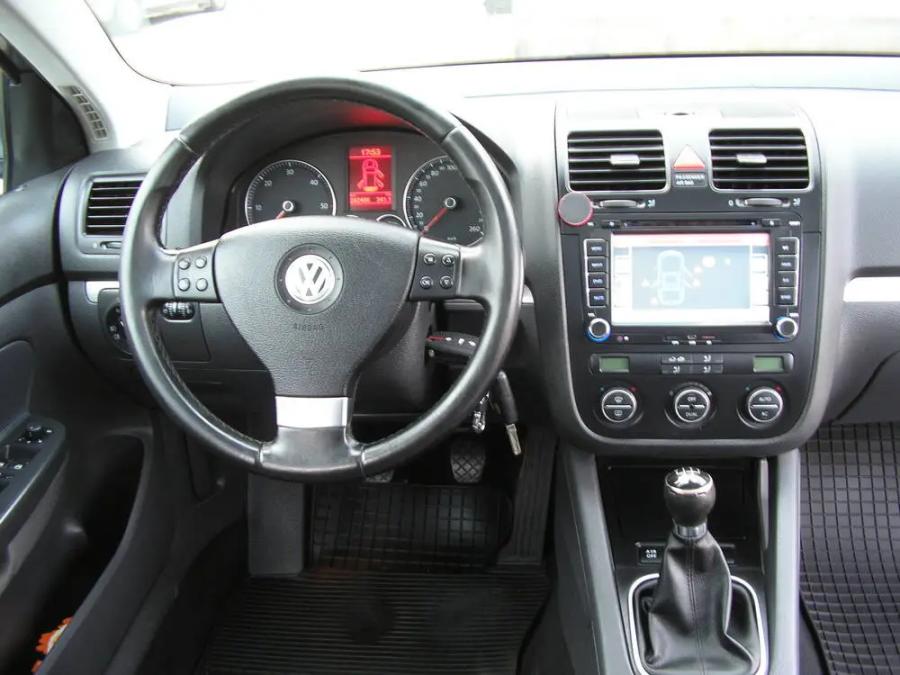 Grey Volkswagen Golf 2009 in Sigulda, with an engine capacity of 1.90 L and mileage of 282 thousand km for 2550 €, photo 15 on AUTOMOTO.COM.LV