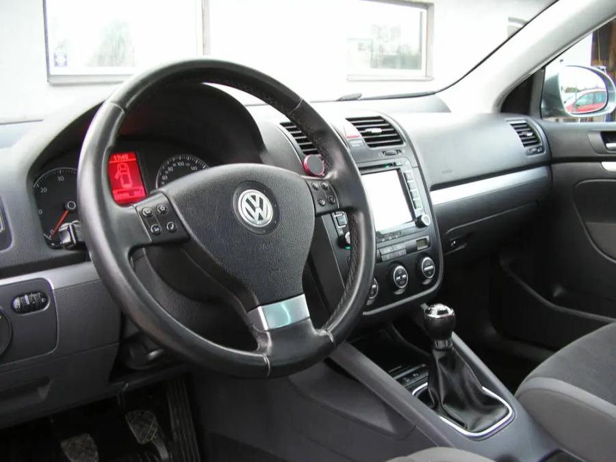 Grey Volkswagen Golf 2009 in Sigulda, with an engine capacity of 1.90 L and mileage of 282 thousand km for 2550 €, photo 16 on AUTOMOTO.COM.LV