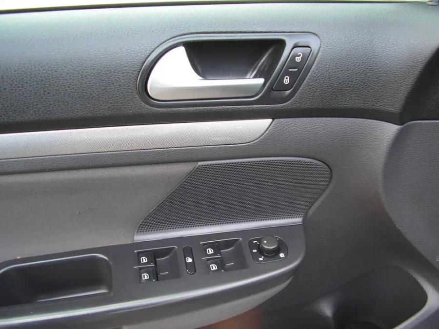 Grey Volkswagen Golf 2009 in Sigulda, with an engine capacity of 1.90 L and mileage of 282 thousand km for 2550 €, photo 17 on AUTOMOTO.COM.LV