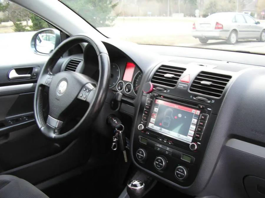 Grey Volkswagen Golf 2009 in Sigulda, with an engine capacity of 1.90 L and mileage of 282 thousand km for 2550 €, photo 24 on AUTOMOTO.COM.LV