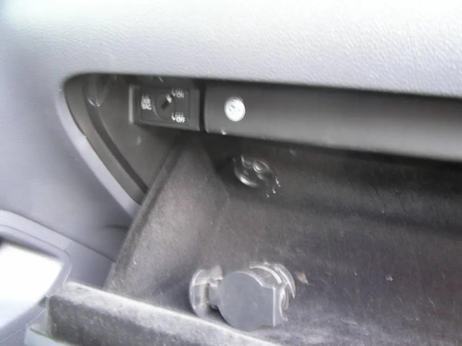 Grey Volkswagen Golf 2009 in Sigulda, with an engine capacity of 1.90 L and mileage of 282 thousand km for 2550 €, photo 26 on AUTOMOTO.COM.LV