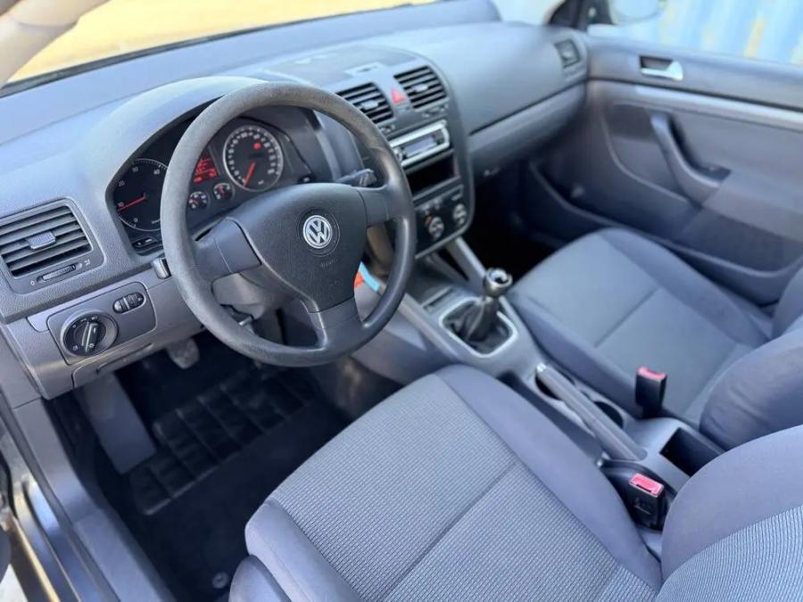 Pelēks Volkswagen Golf 2009 Rīga, ar dzinēja tilpumu 1.90 L un nobraukumu 270 tūkst. km par 3995 €, foto 10 vietnē AUTOMOTO.COM.LV