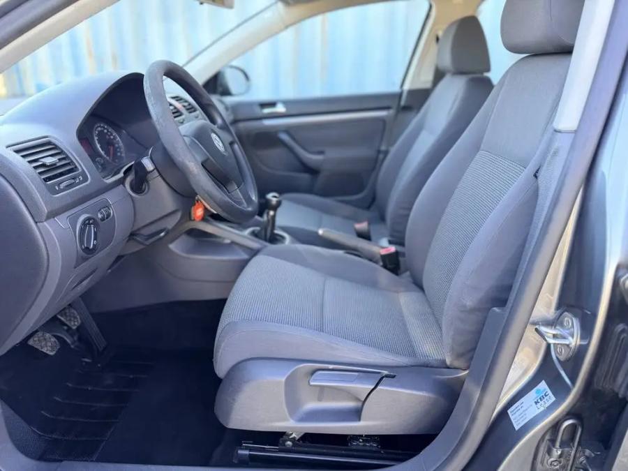 Pelēks Volkswagen Golf 2009 Rīga, ar dzinēja tilpumu 1.90 L un nobraukumu 270 tūkst. km par 3995 €, foto 11 vietnē AUTOMOTO.COM.LV