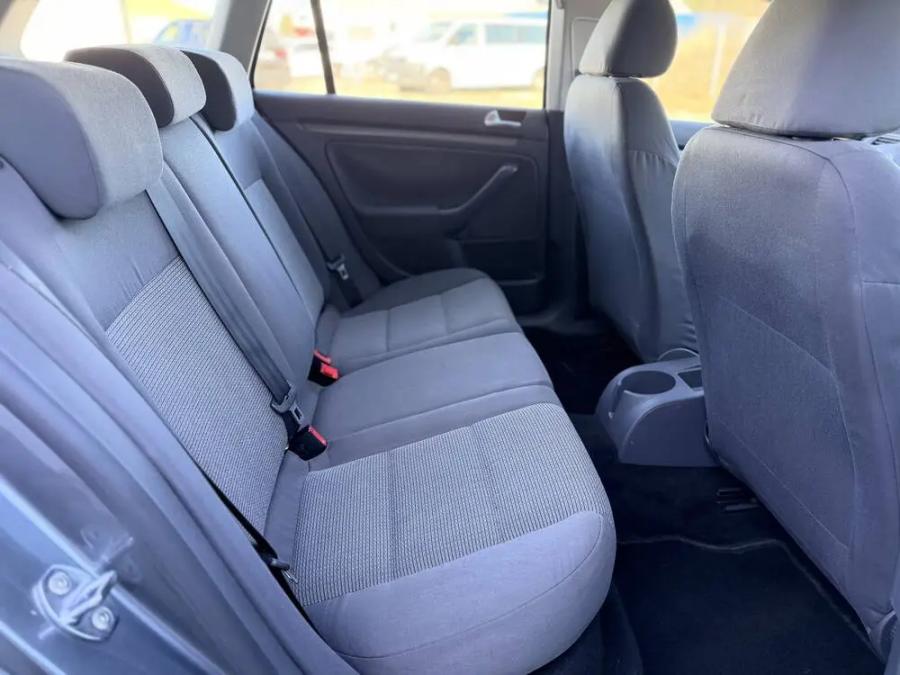 Pelēks Volkswagen Golf 2009 Rīga, ar dzinēja tilpumu 1.90 L un nobraukumu 270 tūkst. km par 3995 €, foto 13 vietnē AUTOMOTO.COM.LV