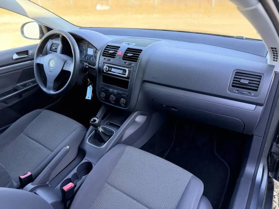 Pelēks Volkswagen Golf 2009 Rīga, ar dzinēja tilpumu 1.90 L un nobraukumu 270 tūkst. km par 3995 €, foto 15 vietnē AUTOMOTO.COM.LV