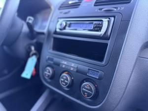 Pelēks Volkswagen Golf 2009 Rīga, ar dzinēja tilpumu 1.90 L un nobraukumu 270 tūkst. km par 3995 €, foto 16 vietnē AUTOMOTO.COM.LV