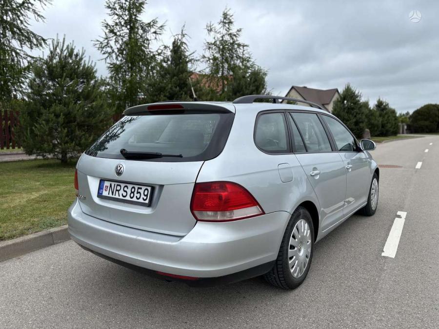 Grey Volkswagen Golf 2009 in Mazeikiai, with an engine capacity of 1.60 L and mileage of 221 thousand km for 950 €, photo 5 on AUTOMOTO.COM.LV