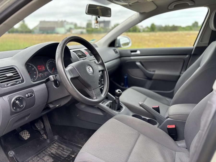 Grey Volkswagen Golf 2009 in Mazeikiai, with an engine capacity of 1.60 L and mileage of 221 thousand km for 950 €, photo 6 on AUTOMOTO.COM.LV
