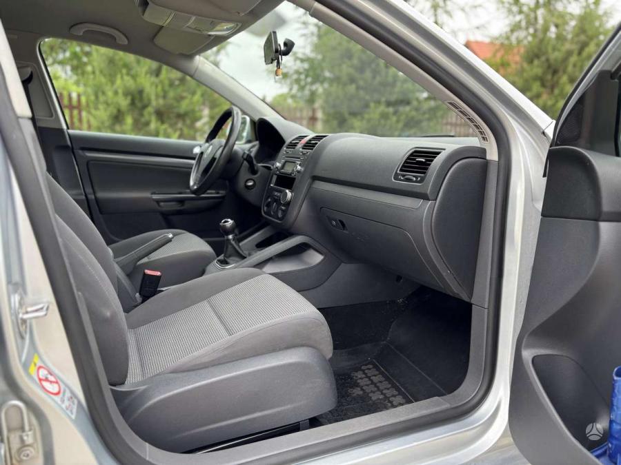 Grey Volkswagen Golf 2009 in Mazeikiai, with an engine capacity of 1.60 L and mileage of 221 thousand km for 950 €, photo 8 on AUTOMOTO.COM.LV