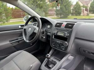 Grey Volkswagen Golf 2009 in Mazeikiai, with an engine capacity of 1.60 L and mileage of 221 thousand km for 950 €, photo 9 on AUTOMOTO.COM.LV