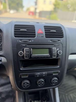 Pelēks Volkswagen Golf 2009 Kauņa, ar dzinēja tilpumu 1.90 L un nobraukumu 264 tūkst. km par 2250 €, foto 24 vietnē AUTOMOTO.COM.LV