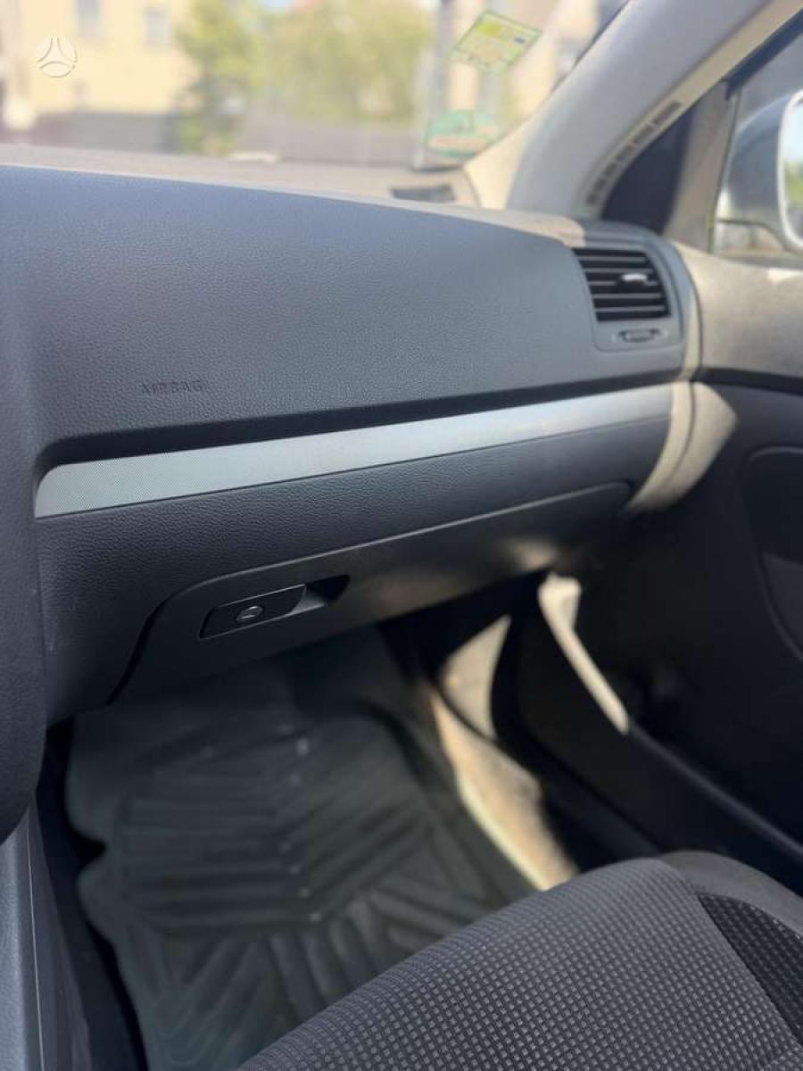 Pelēks Volkswagen Golf 2009 Kauņa, ar dzinēja tilpumu 1.90 L un nobraukumu 264 tūkst. km par 2250 €, foto 25 vietnē AUTOMOTO.COM.LV