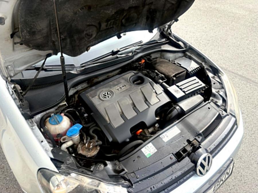 Pelēks Volkswagen Golf 2009 Tallina, ar dzinēja tilpumu 1.60 L un nobraukumu 287 tūkst. km par 2799 €, foto 26 vietnē AUTOMOTO.COM.LV