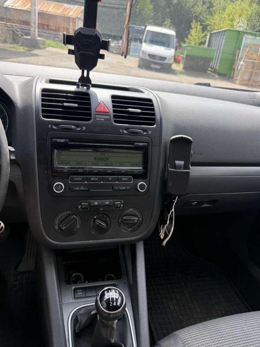 Grey Volkswagen Golf 2009 in Vilnius, with an engine capacity of 1.90 L and mileage of 355 thousand km for 1650 €, photo 6 on AUTOMOTO.COM.LV