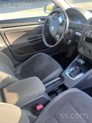 Pelēks Volkswagen Golf 2009 Rīga, ar dzinēja tilpumu 1.90 L un nobraukumu 300 tūkst. km par 2200 €, foto 12 vietnē AUTOMOTO.COM.LV