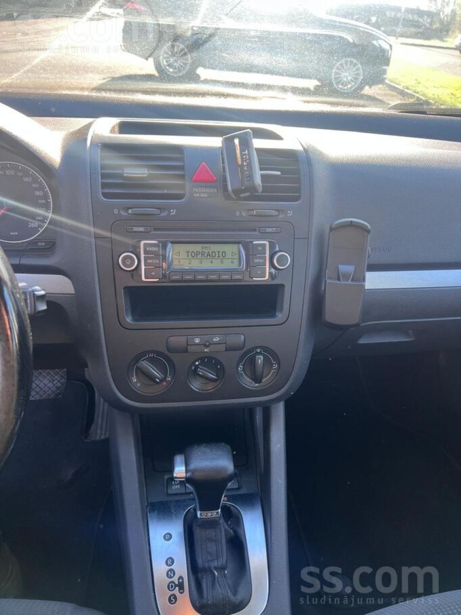 Pelēks Volkswagen Golf 2009 Rīga, ar dzinēja tilpumu 1.90 L un nobraukumu 300 tūkst. km par 2200 €, foto 15 vietnē AUTOMOTO.COM.LV