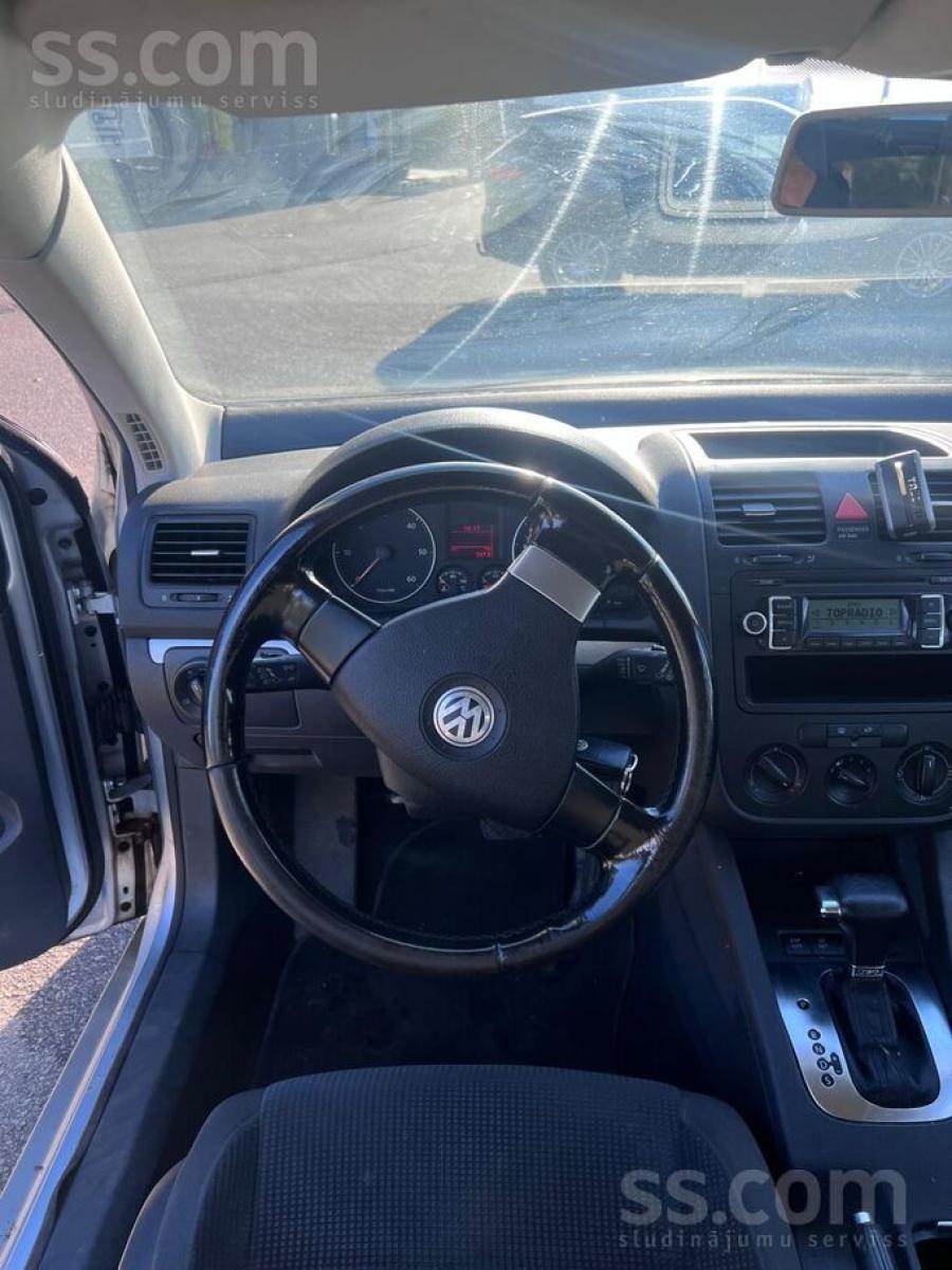 Pelēks Volkswagen Golf 2009 Rīga, ar dzinēja tilpumu 1.90 L un nobraukumu 300 tūkst. km par 2200 €, foto 16 vietnē AUTOMOTO.COM.LV