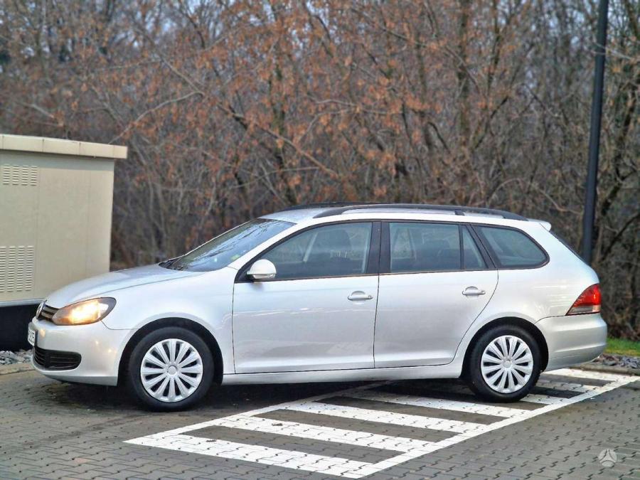 Pelēks Volkswagen Golf 2010 Panevēža, ar dzinēja tilpumu 1.60 L un nobraukumu 300 tūkst. km par 2150 €, foto 2 vietnē AUTOMOTO.COM.LV