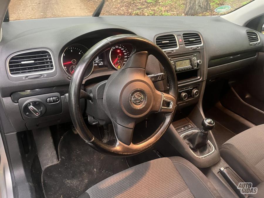 Grey Volkswagen Golf 2010 in Jurbarkas, with an engine capacity of 1.60 L and mileage of 306 thousand km for 2650 €, photo 6 on AUTOMOTO.COM.LV
