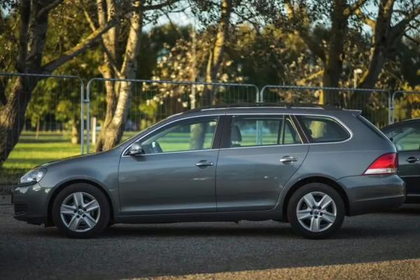 Pelēks Volkswagen Golf 2010 Liepāja, ar dzinēja tilpumu 1.60 L un nobraukumu 187 tūkst. km par 6150 €, foto 2 vietnē AUTOMOTO.COM.LV