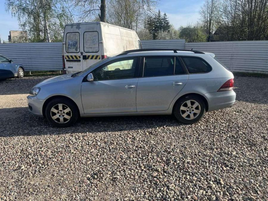 Pelēks Volkswagen Golf 2010 Marijampole, ar dzinēja tilpumu 1.20 L un nobraukumu 187 tūkst. km par 2000 €, foto 1 vietnē AUTOMOTO.COM.LV