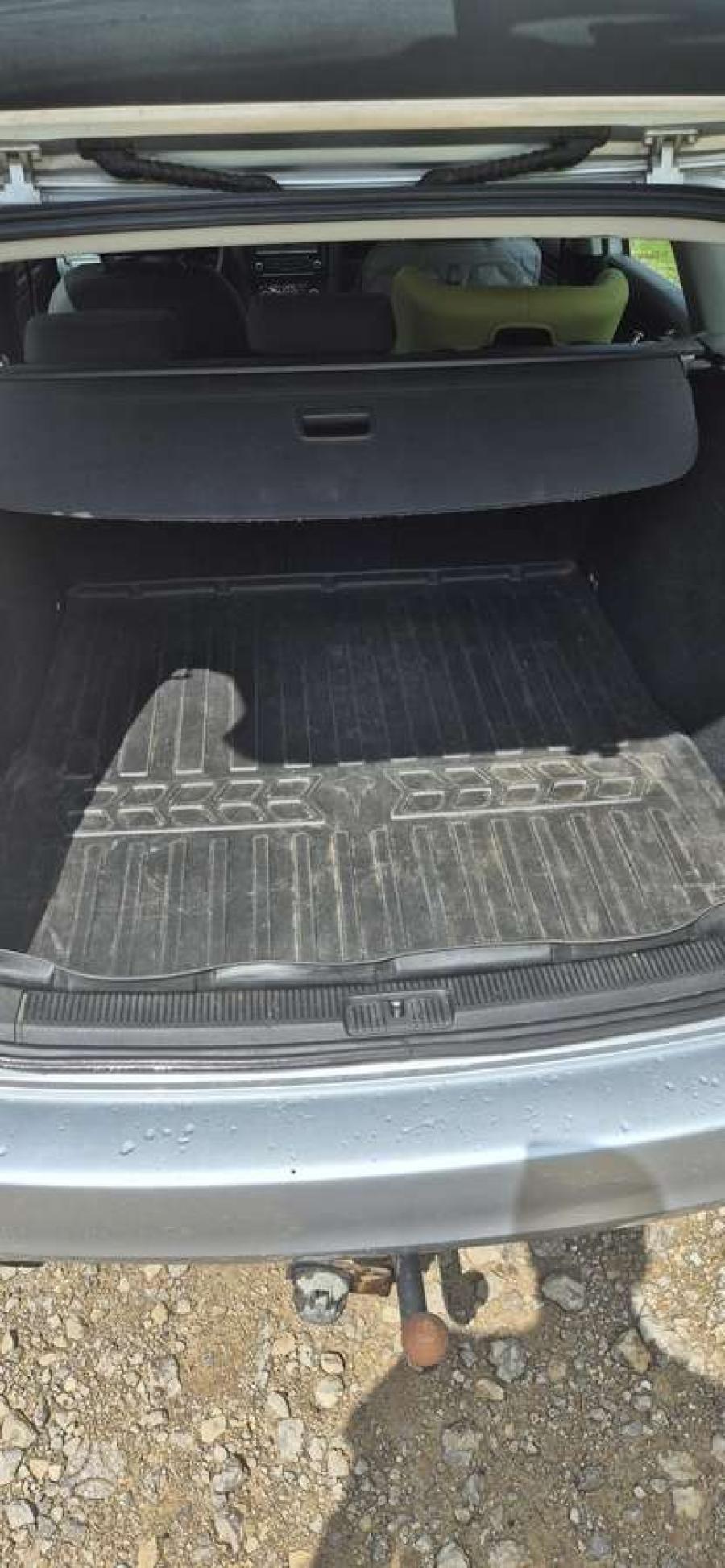 Grey Volkswagen Golf 2010 in Siauliai, with an engine capacity of 1.40 L and mileage of 261 thousand km for 2700 €, photo 9 on AUTOMOTO.COM.LV