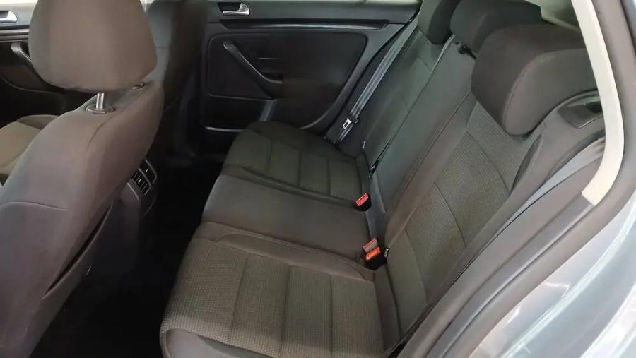Grey Volkswagen Golf 2010 in Limbazi, with an engine capacity of 2.00 L and mileage of 274 thousand km for 5250 €, photo 10 on AUTOMOTO.COM.LV