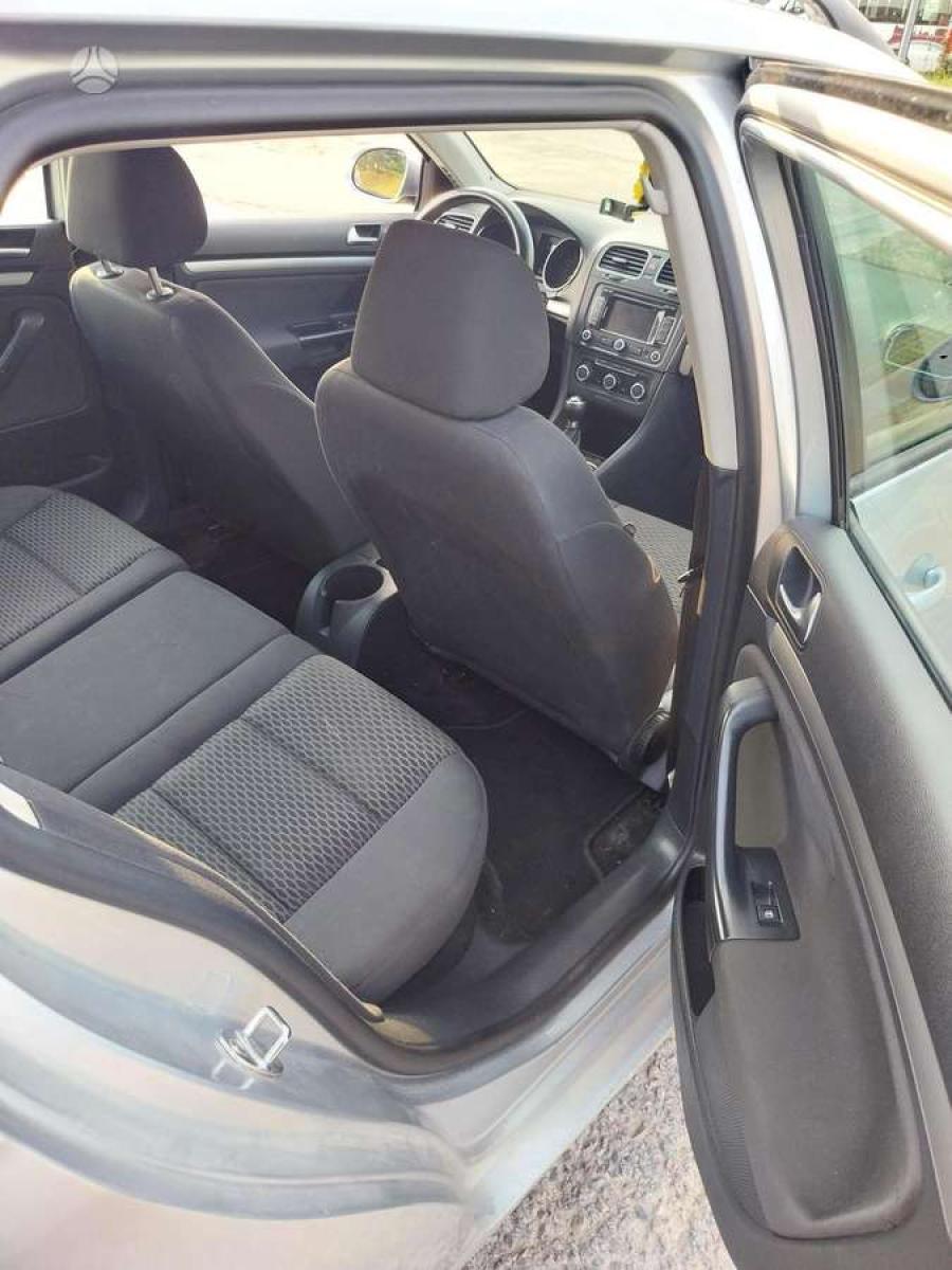 Grey Volkswagen Golf 2010 in Vilnius, with an engine capacity of 1.60 L and mileage of 365 thousand km for 2150 €, photo 11 on AUTOMOTO.COM.LV