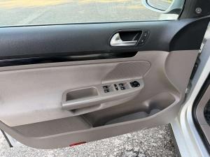 Pelēks Volkswagen Golf 2010 Kelmė, ar dzinēja tilpumu 1.39 L un nobraukumu 254 tūkst. km par 2650 €, foto 14 vietnē AUTOMOTO.COM.LV
