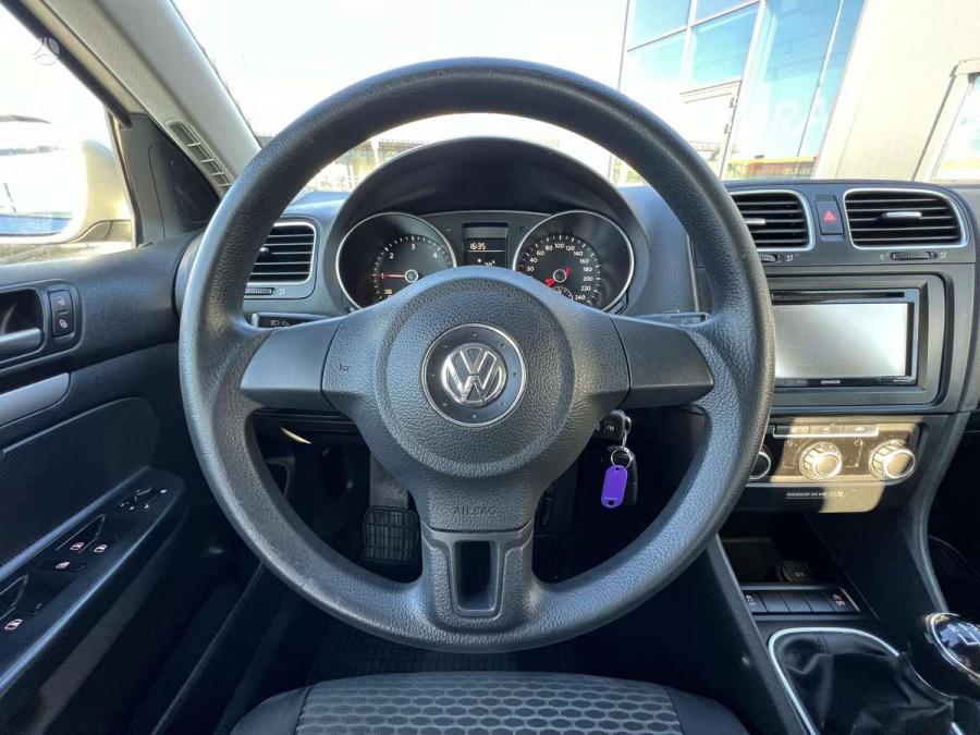 Grey Volkswagen Golf 2010 in Siauliai, with an engine capacity of 1.60 L and mileage of 263 thousand km for 3500 €, photo 12 on AUTOMOTO.COM.LV