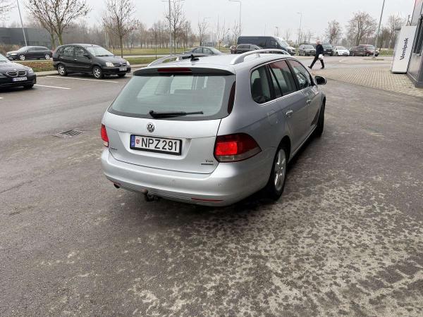 Grey Volkswagen Golf 2011 in Panevezys, with an engine capacity of 1.60 L and mileage of 365 thousand km for 2650 €, photo 4 on AUTOMOTO.COM.LV