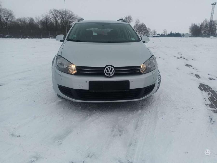 Grey Volkswagen Golf 2011 in Marijampole, with an engine capacity of 1.60 L and mileage of 225 thousand km for 3999 €, photo 1 on AUTOMOTO.COM.LV