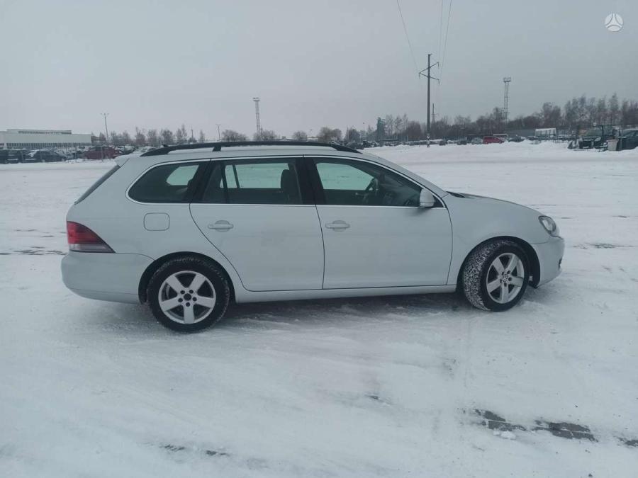 Grey Volkswagen Golf 2011 in Marijampole, with an engine capacity of 1.60 L and mileage of 225 thousand km for 3999 €, photo 7 on AUTOMOTO.COM.LV