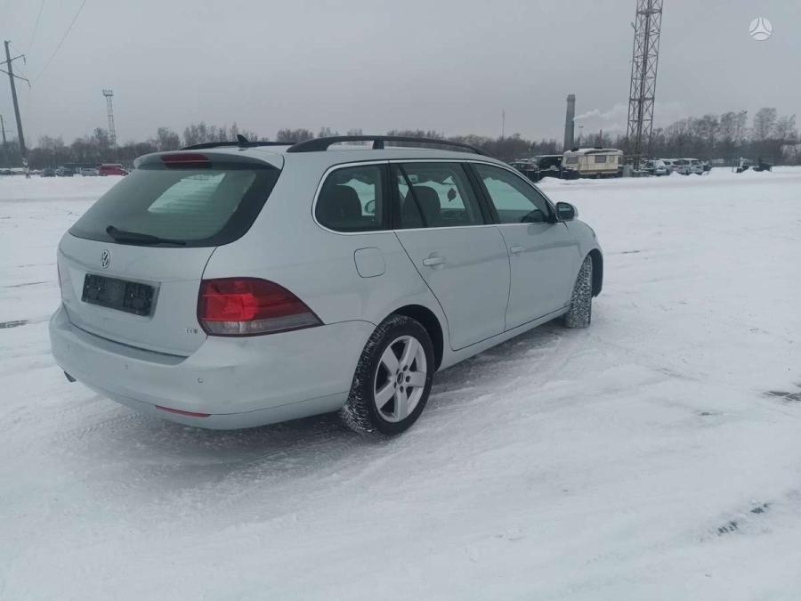 Grey Volkswagen Golf 2011 in Marijampole, with an engine capacity of 1.60 L and mileage of 225 thousand km for 3999 €, photo 8 on AUTOMOTO.COM.LV