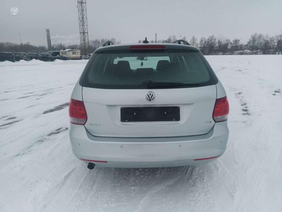 Grey Volkswagen Golf 2011 in Marijampole, with an engine capacity of 1.60 L and mileage of 225 thousand km for 3999 €, photo 9 on AUTOMOTO.COM.LV