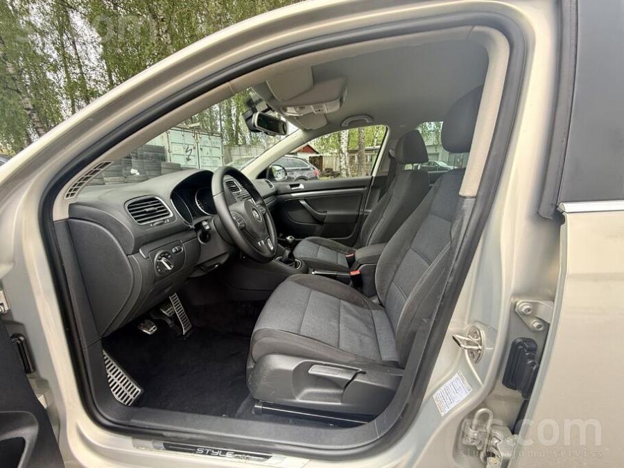 Grey Volkswagen Golf 2011 in Riga, with an engine capacity of 1.60 L and mileage of 0 thousand km for 4550 €, photo 13 on AUTOMOTO.COM.LV