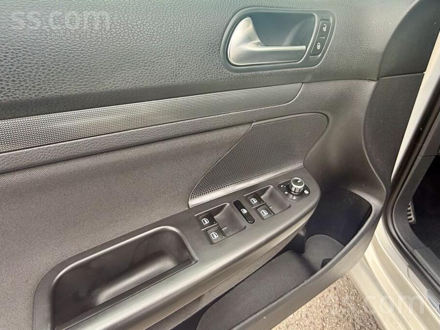 Grey Volkswagen Golf 2011 in Riga, with an engine capacity of 1.60 L and mileage of 0 thousand km for 4550 €, photo 14 on AUTOMOTO.COM.LV