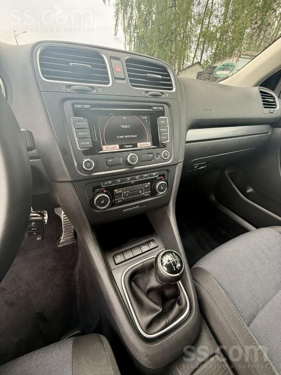 Grey Volkswagen Golf 2011 in Riga, with an engine capacity of 1.60 L and mileage of 0 thousand km for 4550 €, photo 15 on AUTOMOTO.COM.LV